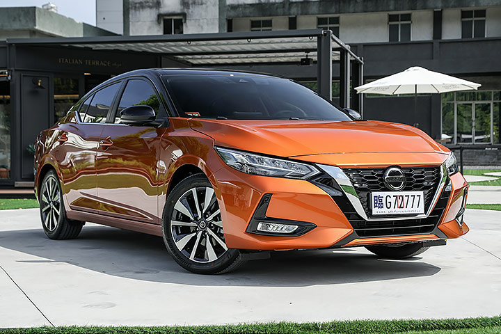 國產房車霸主之爭─Nissan「All New Sentra」挾年輕及優勢配備向Toyota Corolla Altis揮刀 | U-CAR專題