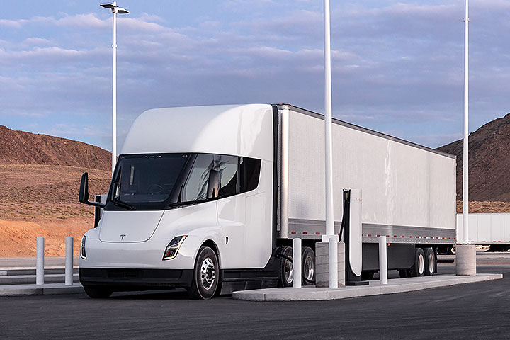 [U-EV]Elon Musk透露Tesla團隊完成Tesla Semi荷重測試，超過36噸可續航800公里 | U-CAR新聞