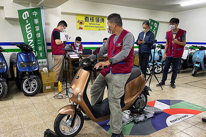 微型電動二輪車新法上路，中華eMoving檢驗、掛牌一次搞定 | U-CAR機車