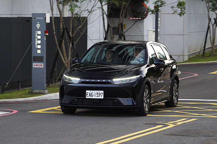單馬達版、雙馬達版同步搶先感受─Luxgen n⁷與鴻華Foxtron Model C產品體驗 | U-CAR試車