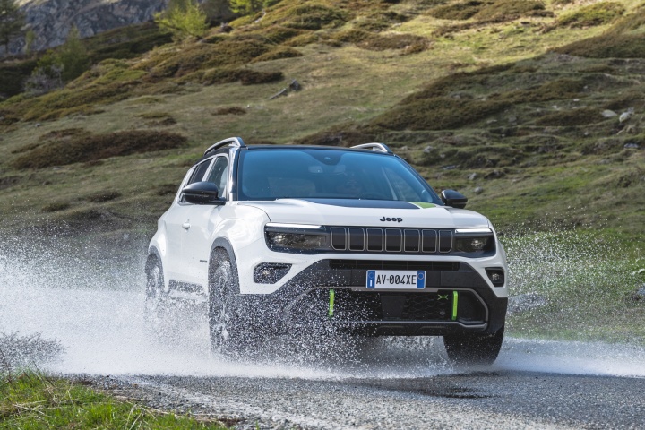 搭載智慧型四輪驅動，涉水深度可達400 mm，Jeep推出跨界休旅Avenger 4xe | U-CAR新聞