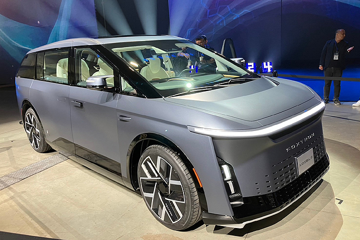 [U-EV] 導入800V架構、快充10分鐘續航350公里，鴻海科技日Model D亮相 | U-CAR新聞