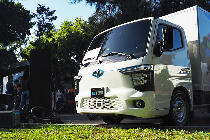 [U-EV]預告2025年上市全新3.5噸純電貨卡、搭載士林電機馬達/鴻海方罐電池，CMC ET35國內正式亮相 | U-CAR新聞