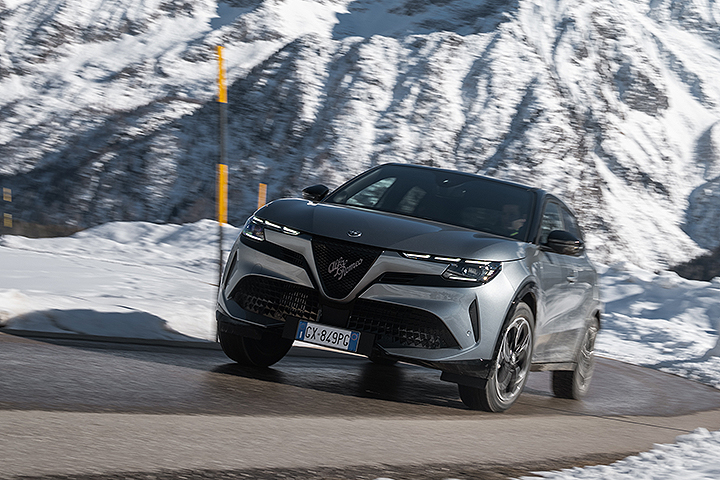 Alfa Romeo推出Junior Ibrida Q4，義式風情小休旅再增輕油電4WD版 | U-CAR新聞