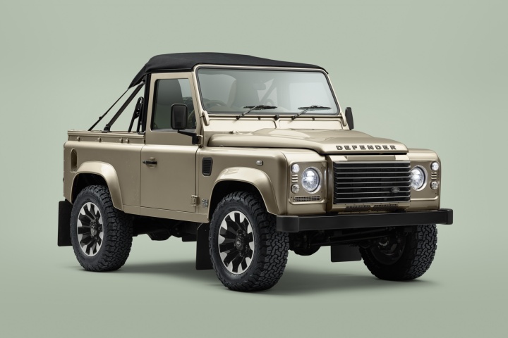 復刻經典19.5萬英鎊起，JLR Works Bespoke打造Classic Defender V8軟頂敞篷版 | U-CAR新聞